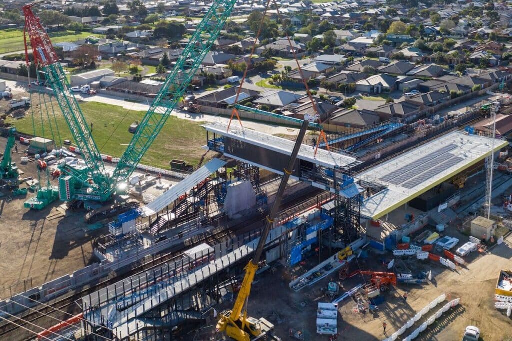 Marshall overpass moves into place - Rail Express